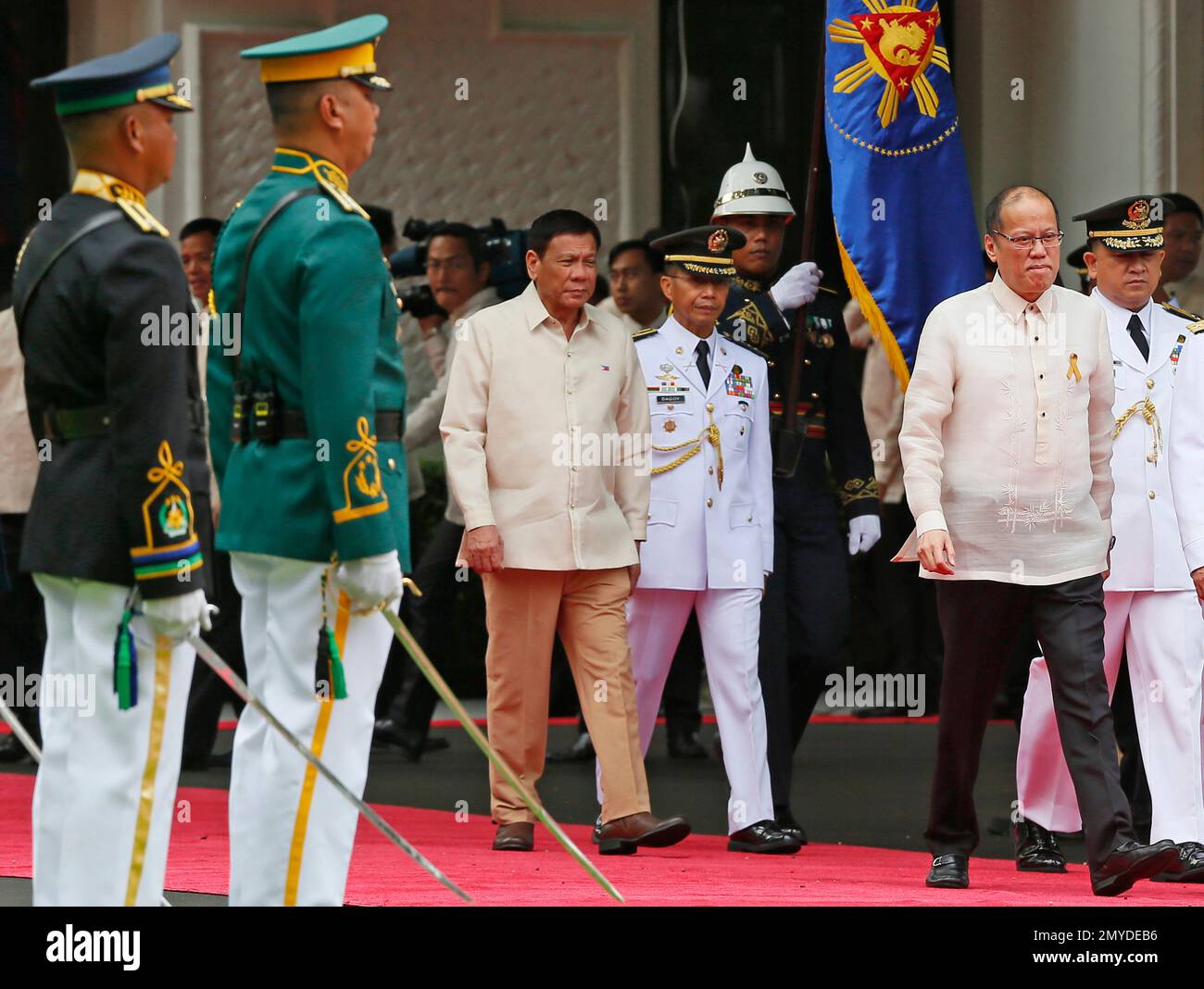 New Philippine President Rodrigo Duterte, center, and outgoing ...