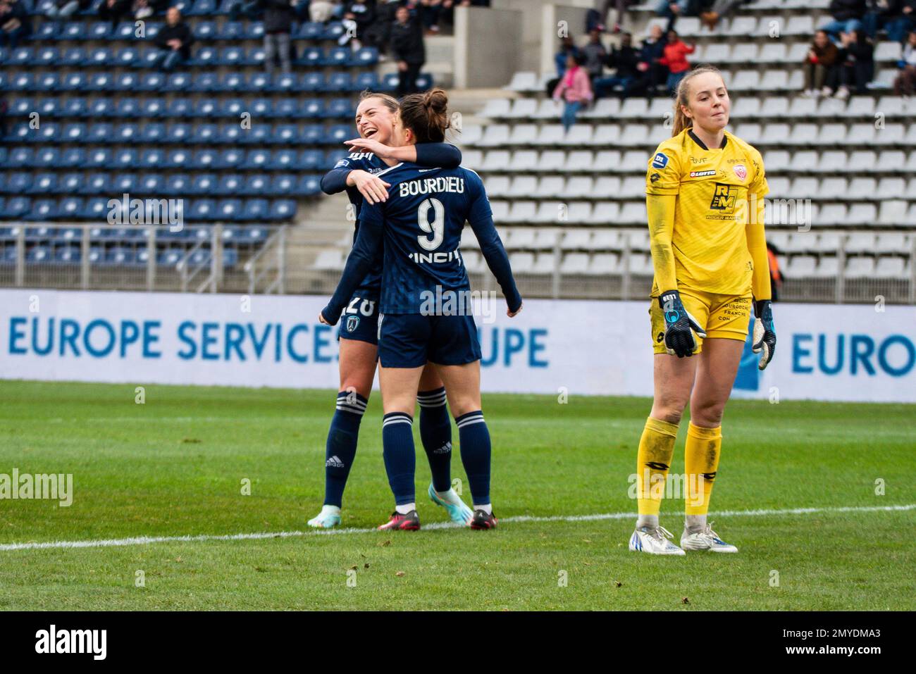 Mathilde Bourdieu vom Pariser FC feiert nach einem Tor mit Louise ...