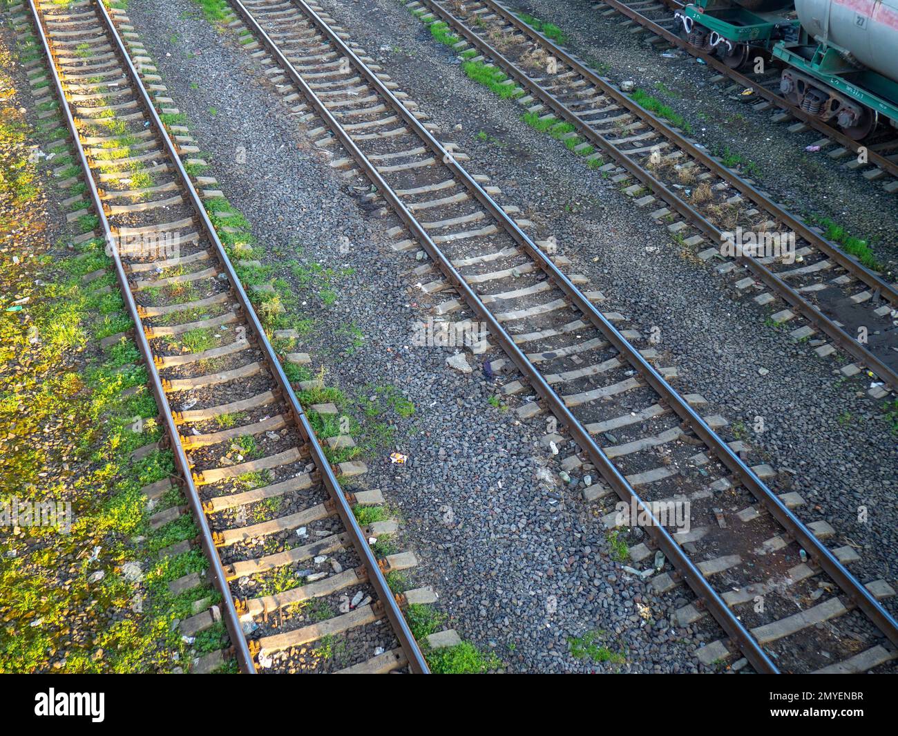Alte Bahngleise. Blick von oben. Eisenbahn im Moos. Straßenkonzept ...
