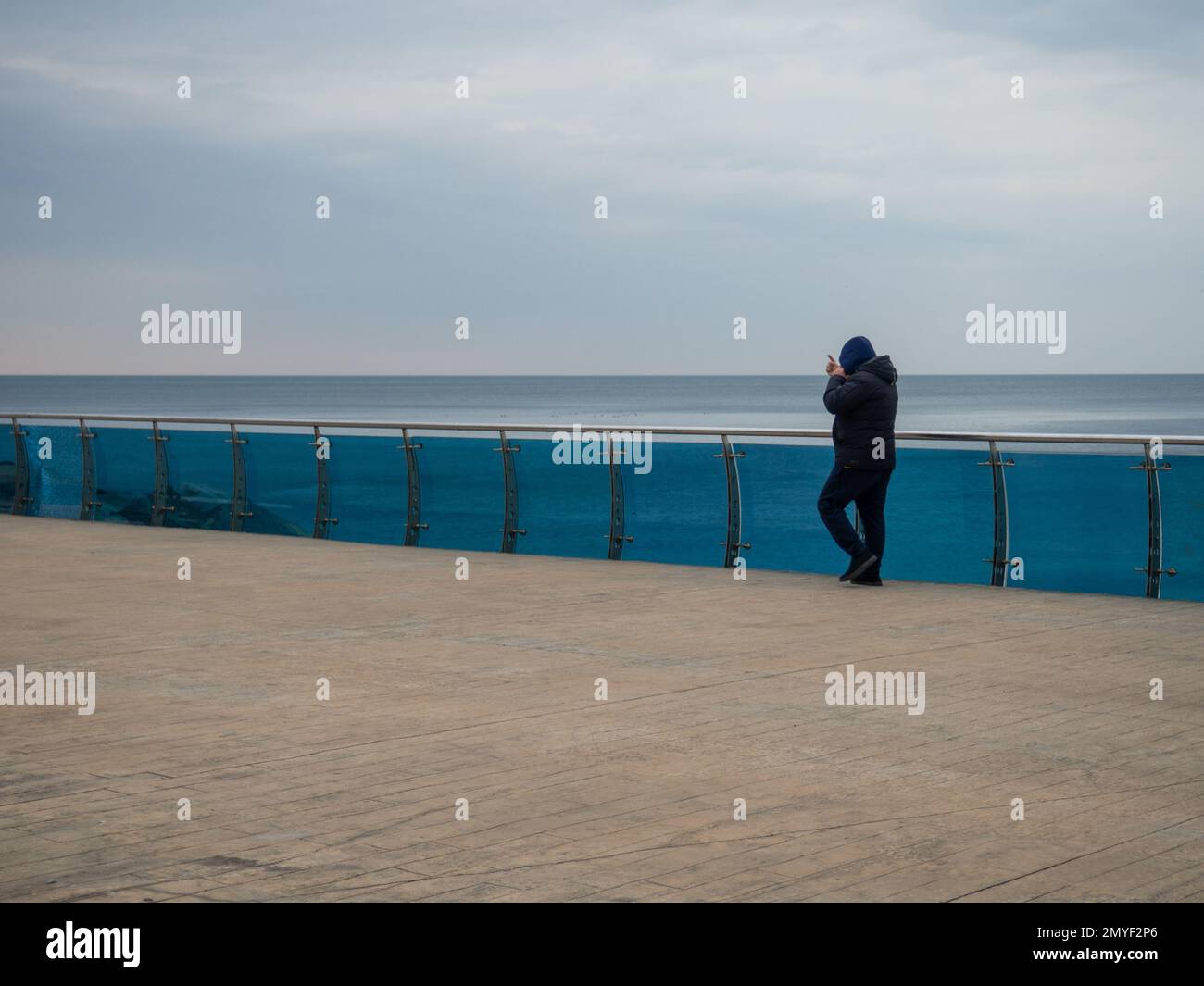 Mann geht allein am strand -Fotos und -Bildmaterial in hoher Auflösung ...