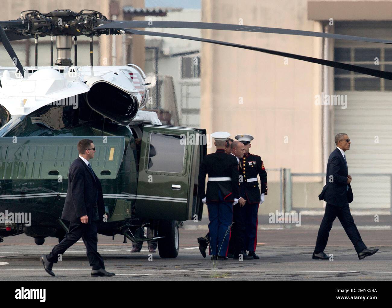 U.S. President Barack Obama, third from right, walks off Marine One ...