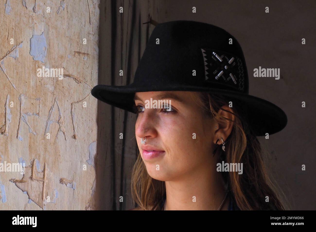 Young piercing adult -Fotos und -Bildmaterial in hoher Auflösung – Alamy