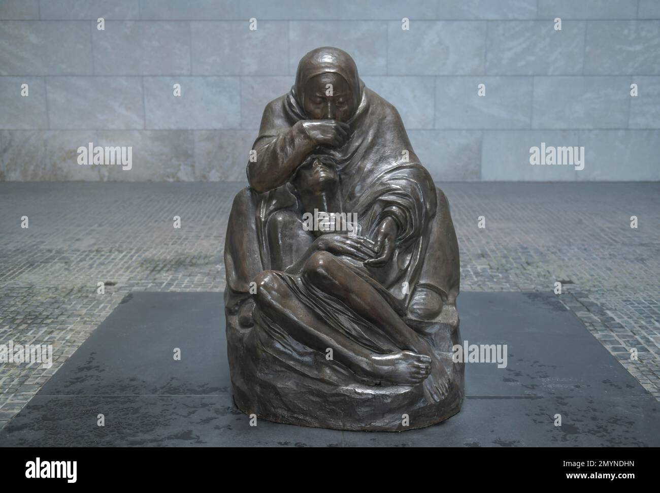 Kathe kollwitz mutter mit ihrem toten sohn oder pieta -Fotos und -Bildmaterial in hoher ...