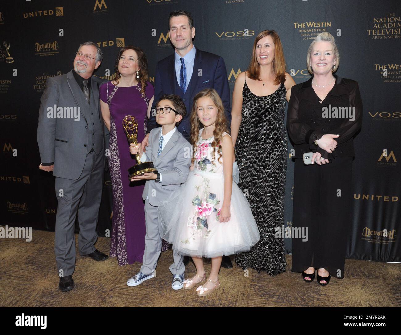 Frank Valentini, center, and the cast and crew of "General Hospital ...