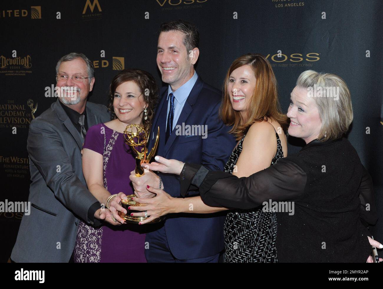 Frank Valentini, center, and the cast and crew of "General Hospital ...