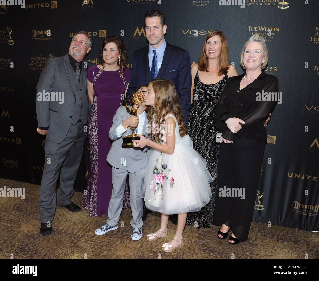 Frank Valentini, center, and the cast and crew of "General Hospital ...
