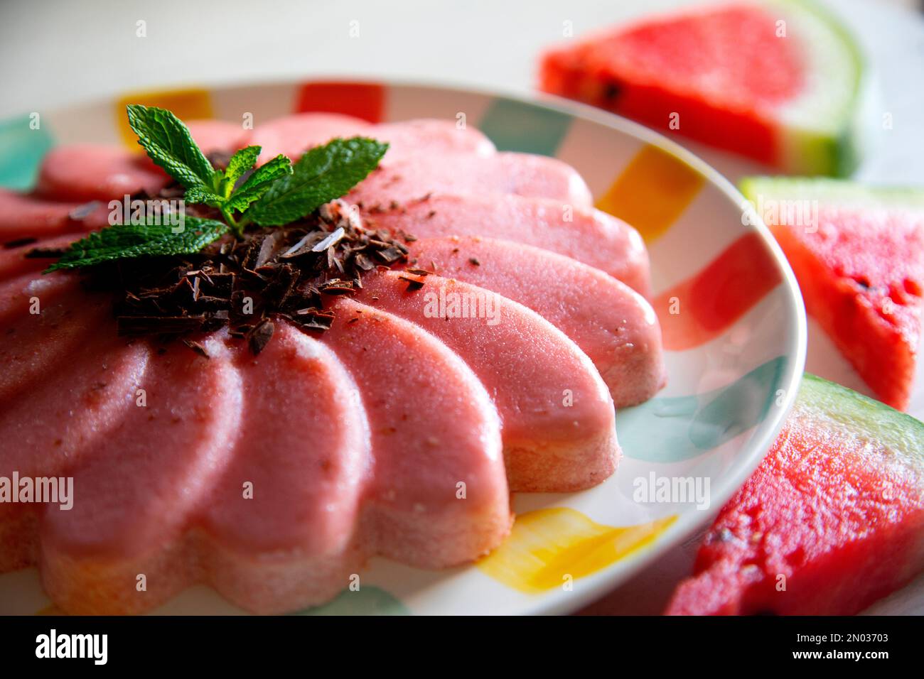 Strawberry bavarois dessert -Fotos und -Bildmaterial in hoher Auflösung ...