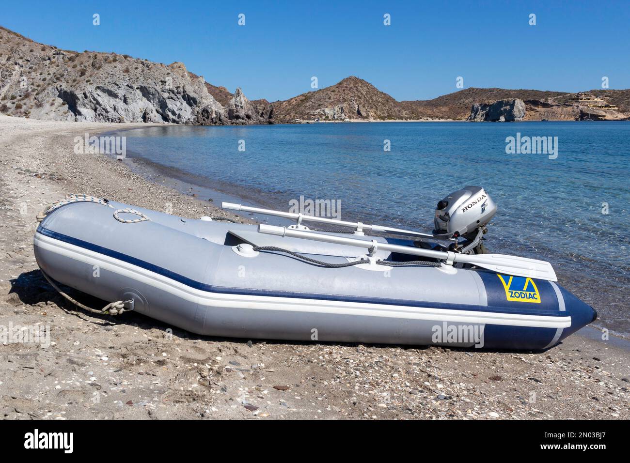Aufblasbares Schlauchboot mit Honda Außenbordmotor am Strand im Meer ...