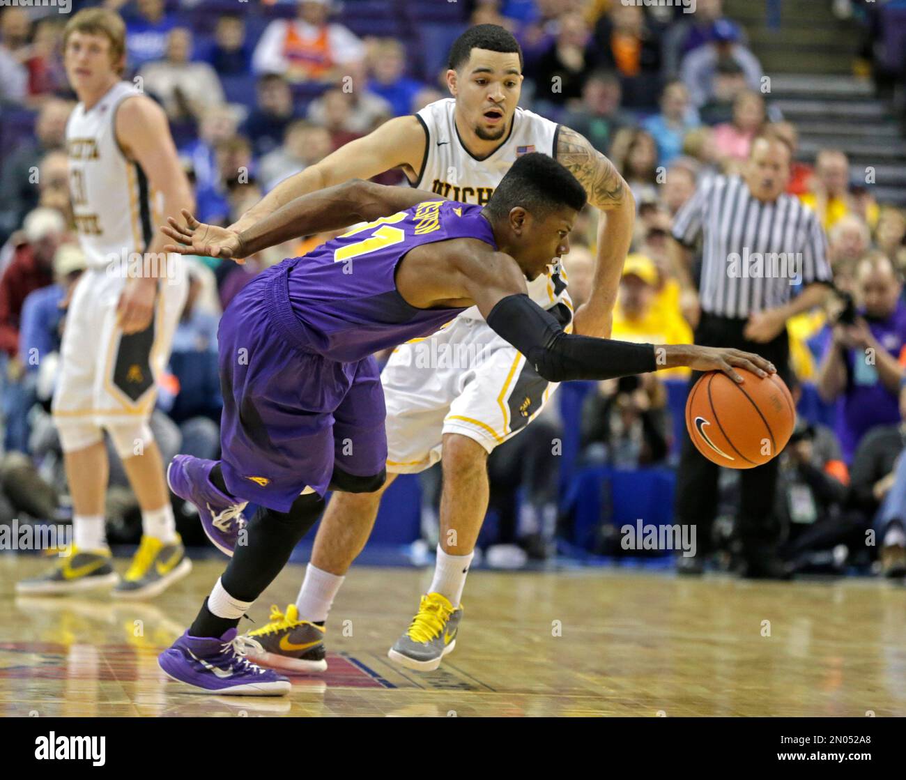 Northern Iowa's Wes Washpun (11) tries to get around Wichita State's ...