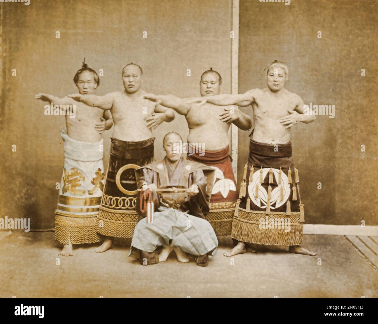 Sumo wrestlers costume -Fotos und -Bildmaterial in hoher Auflösung – Alamy