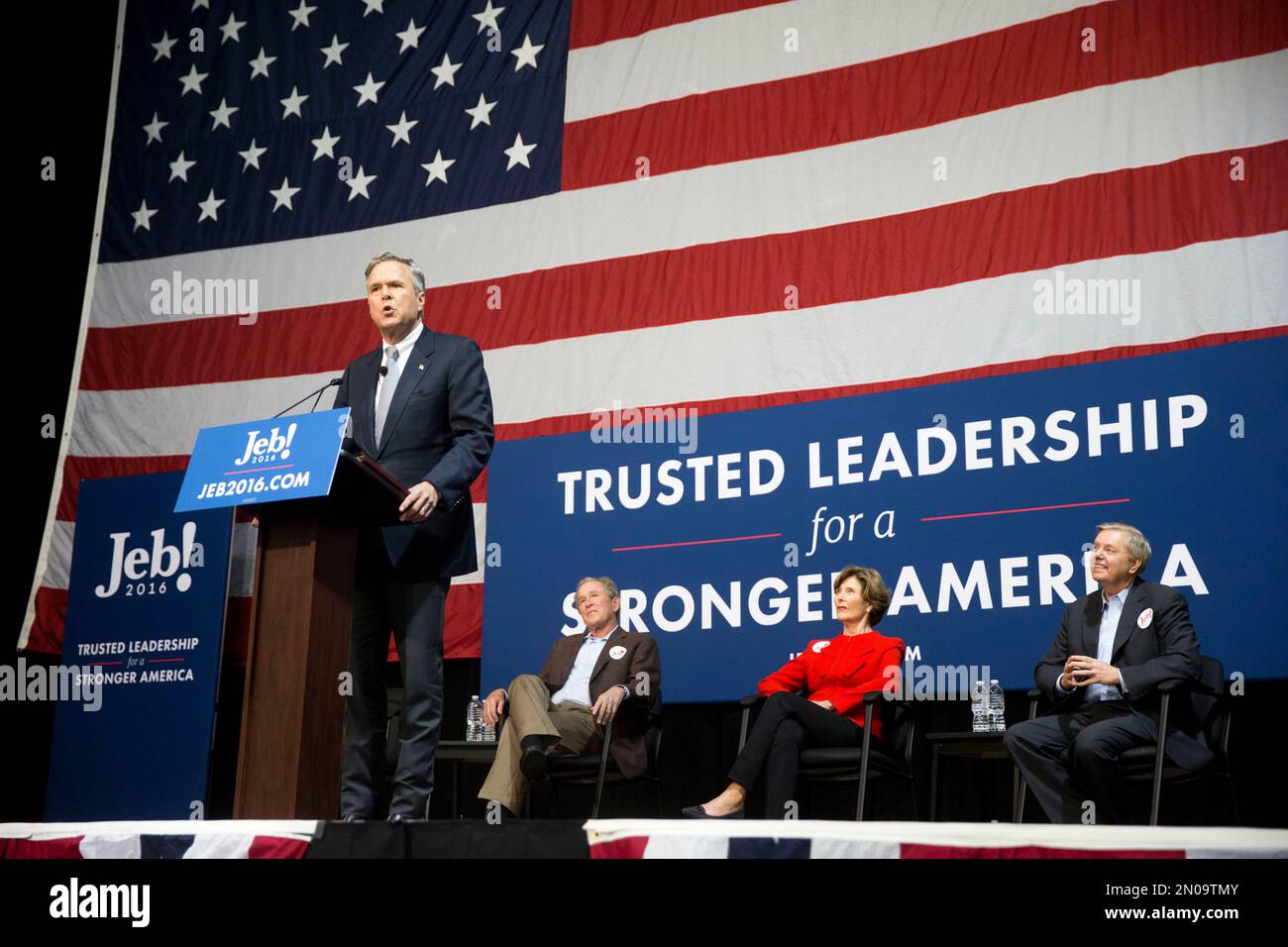 Republican presidential candidate and former Florida Gov. Jeb Bush, left, speaks as his brother ...