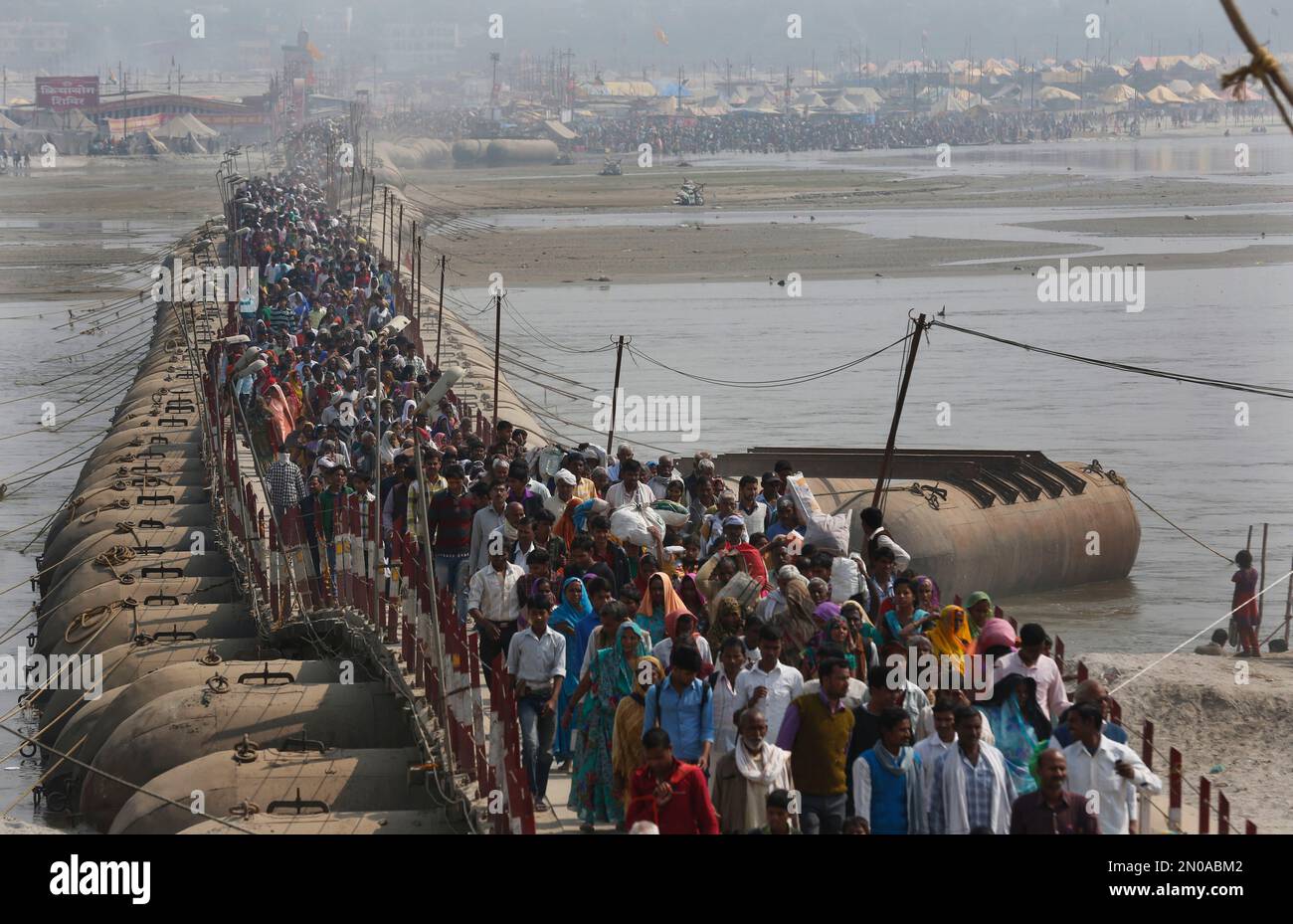 Hindu devotees cross pontoon bridge for ritual bathing at Sangam ...