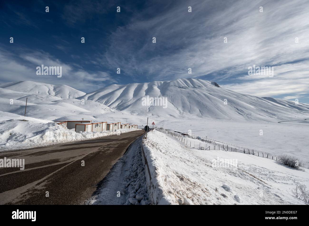 Italien, Februar 2023: Atemberaubender Blick auf die verschneite ...