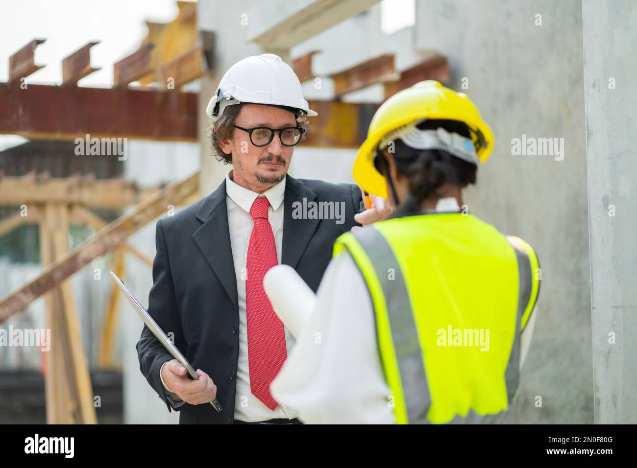 Männliche Ingenieure prüfen und kontrollieren die Arbeit der ...