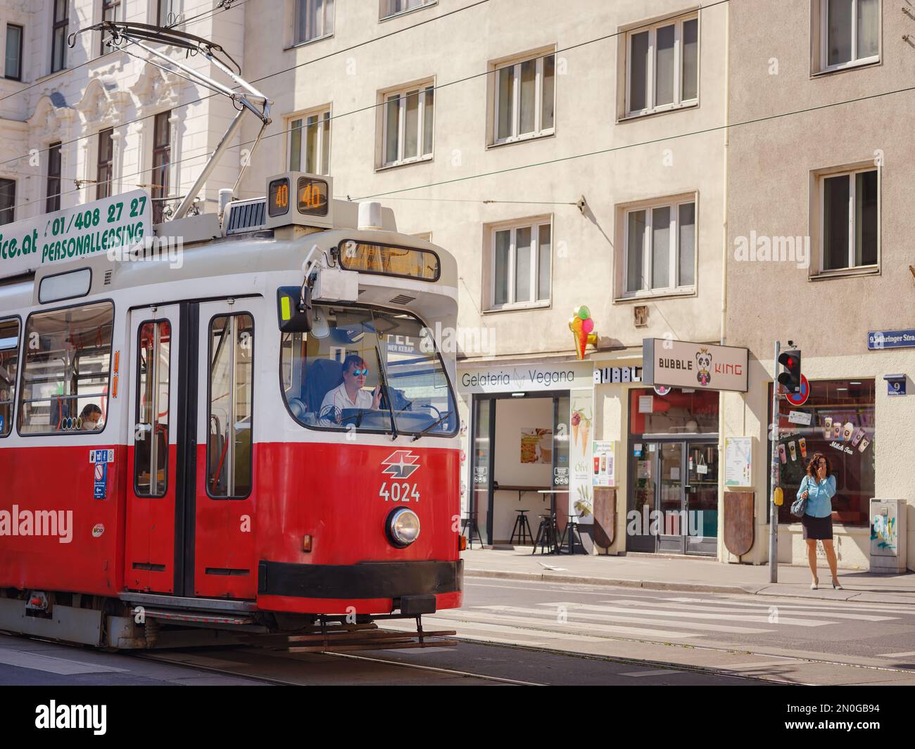 Wien, Osterreich - 11. August 2022 : Öffentliche Verkehrsmittel in der ...