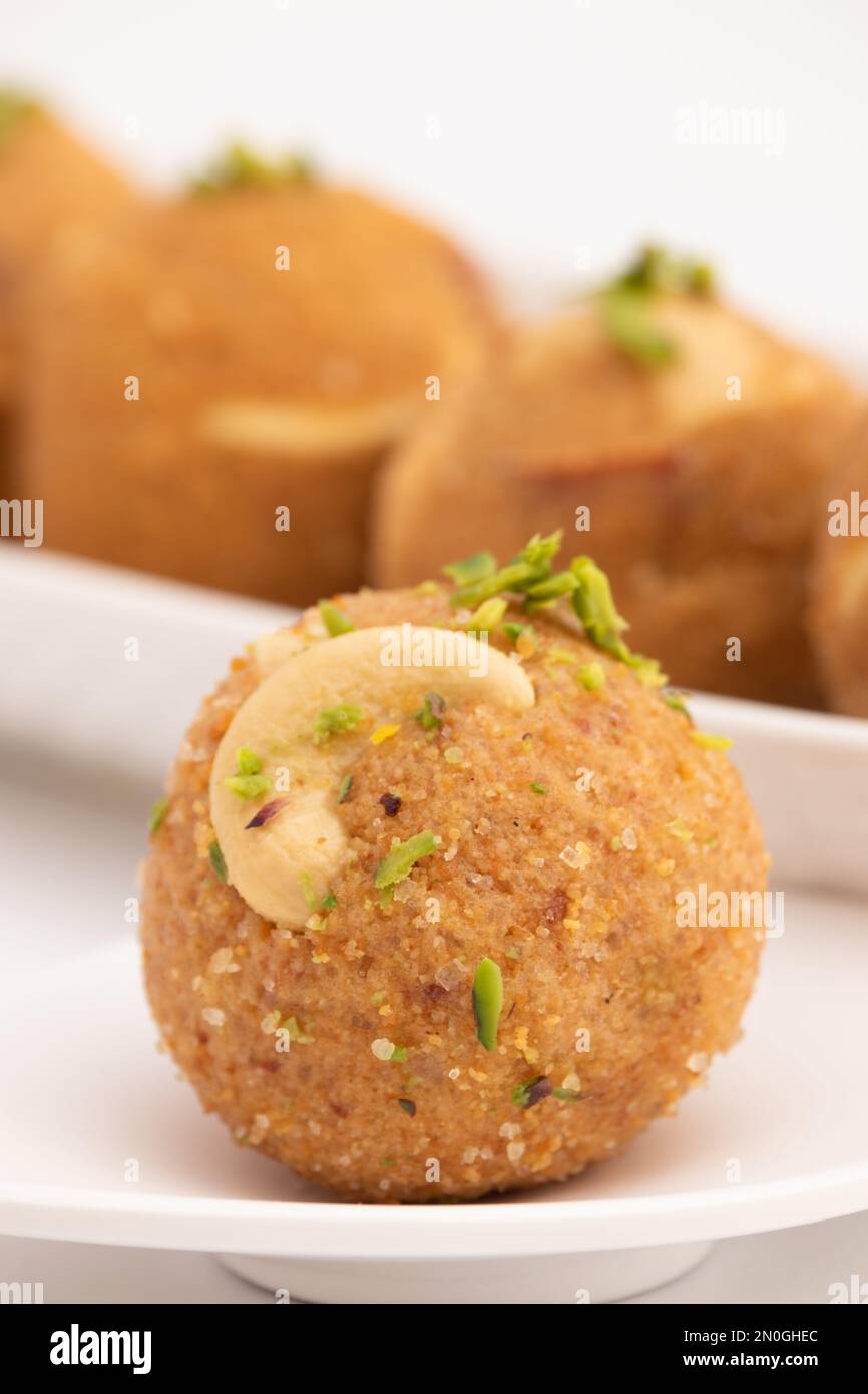 Indischer Mithai Gud Churma Ke Laddu Oder Choorma Ke Ladoo Besteht Aus ...