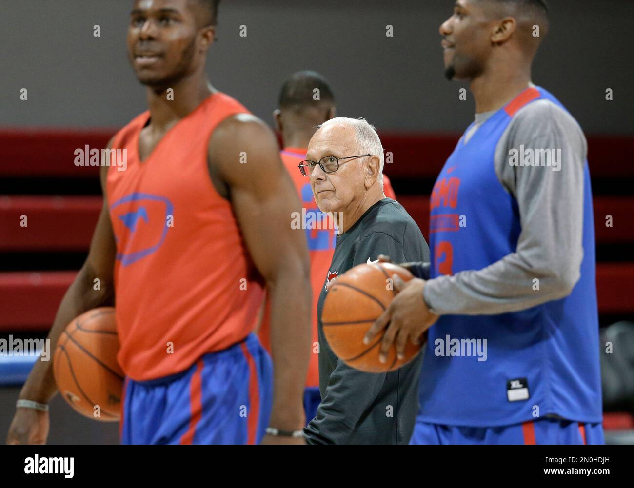SMU head basketball coach Larry Brown, center, watches as Semi Ojeleye ...