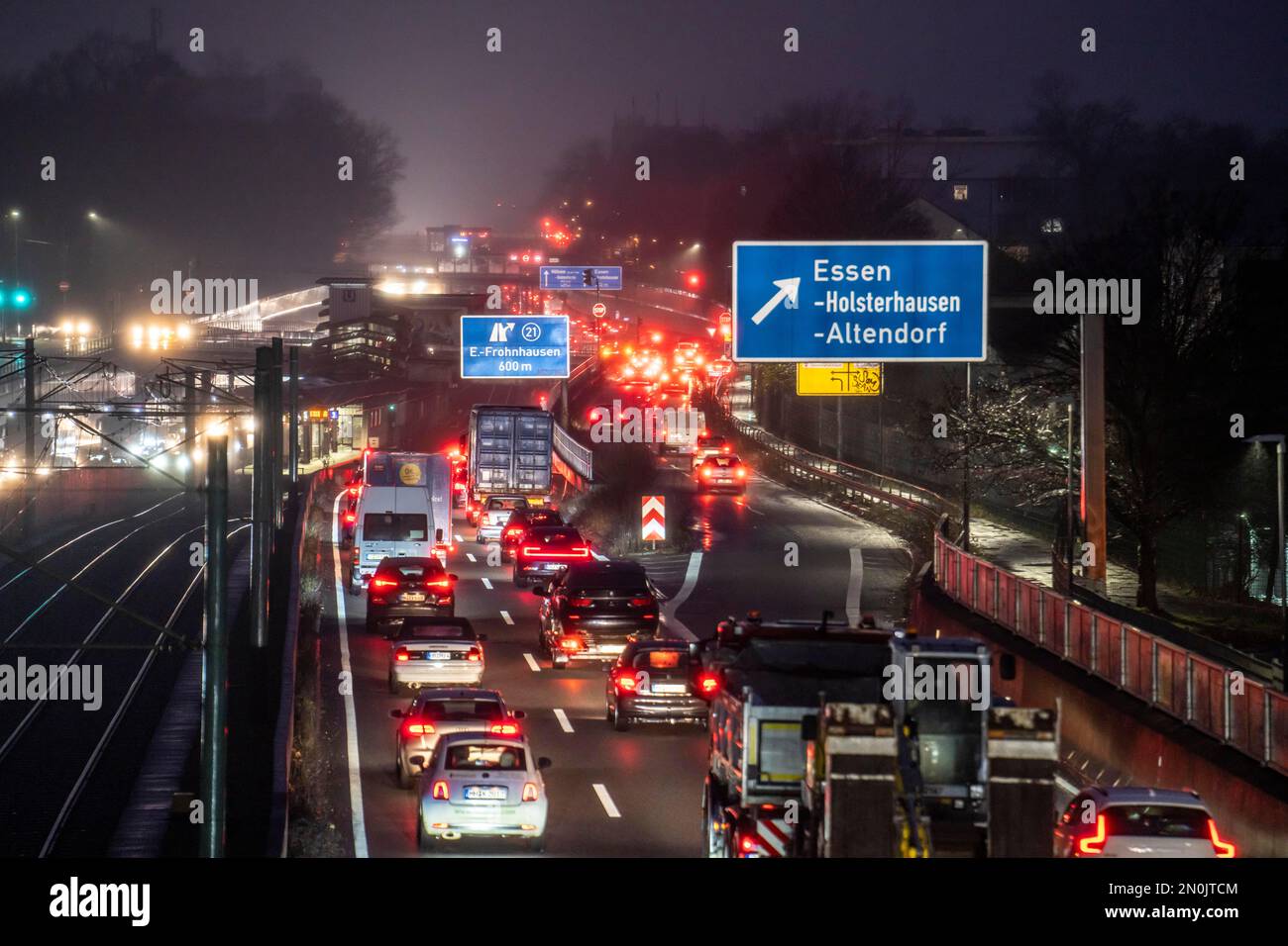 Stau auf der autobahn a40 im ruhrgebiet -Fotos und -Bildmaterial in ...