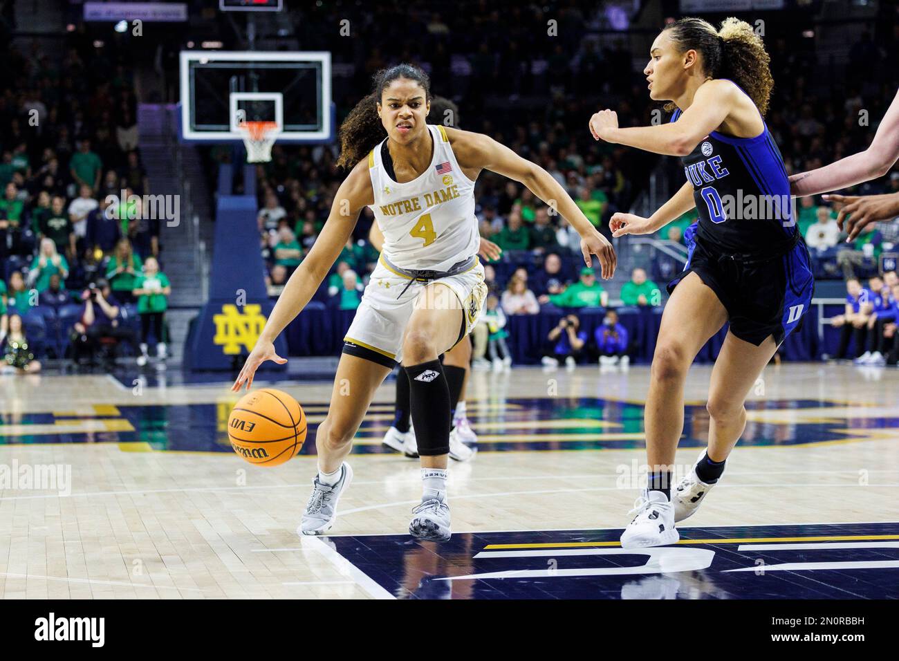 05. Februar 2023: Notre Dame Guard Cassandre Prosper (4) fährt zum Korb ...