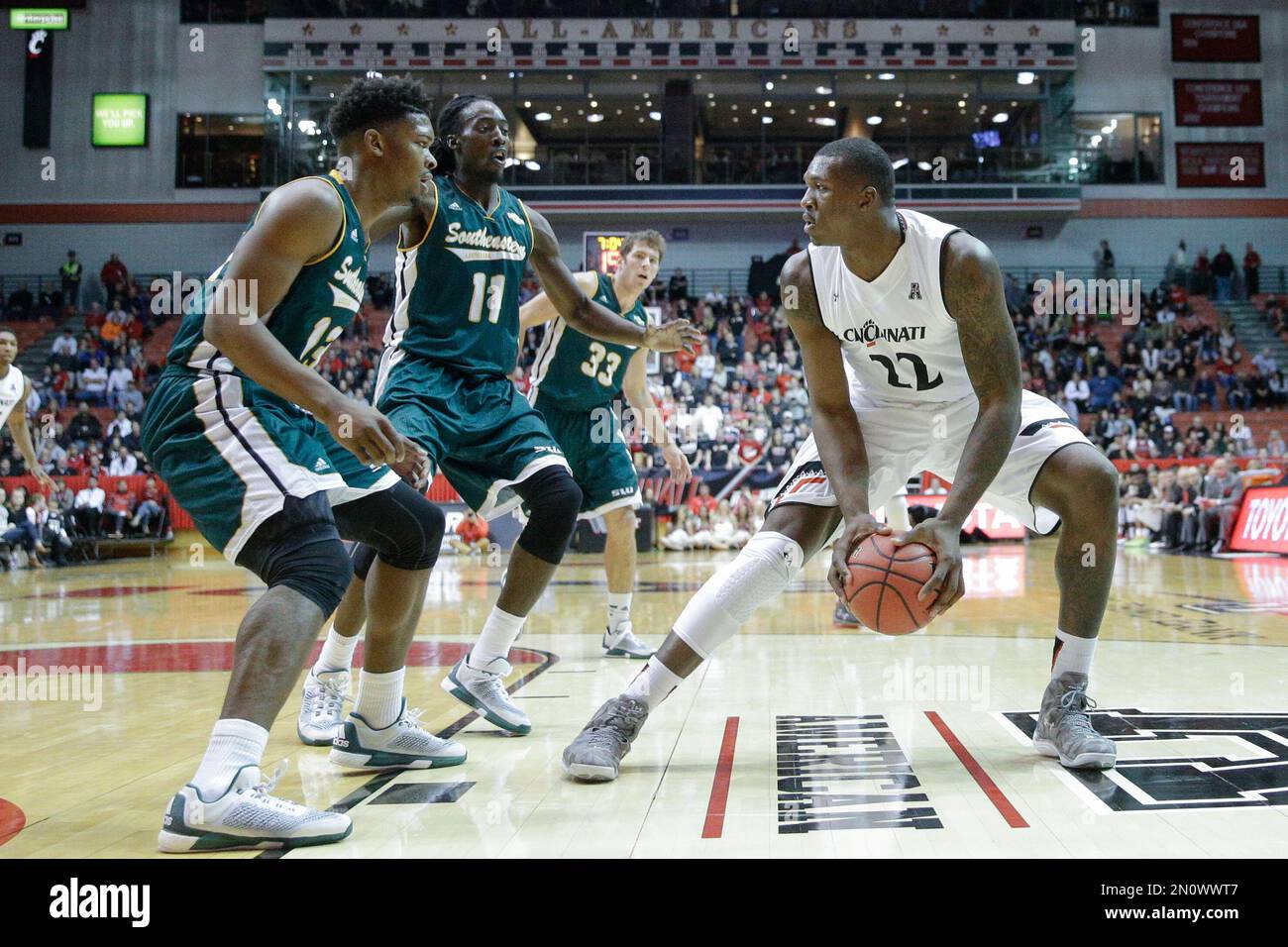 Cincinnati's Coreontae DeBerry (22) looks for an opening against ...