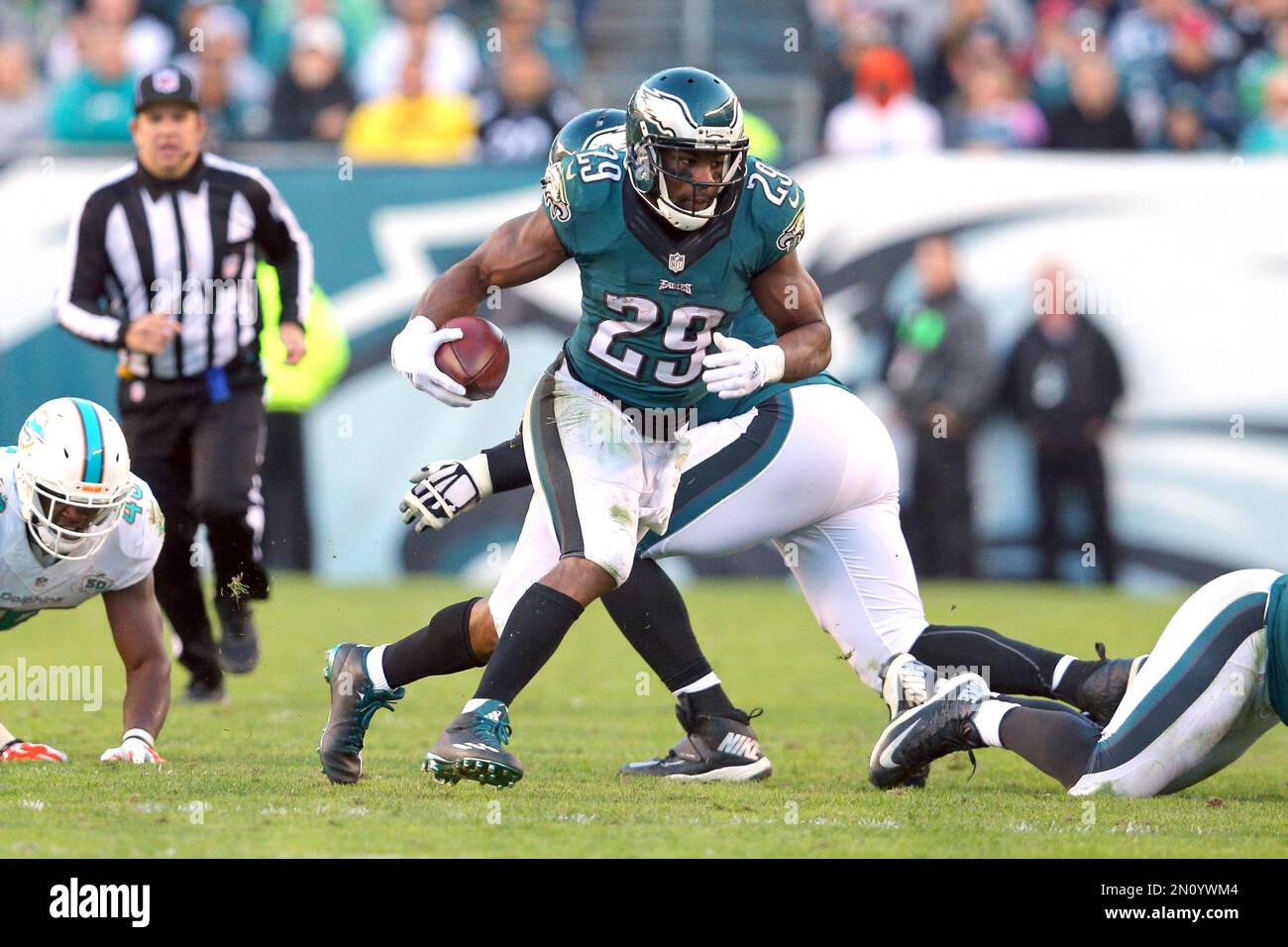 Philadelphia Eagles running back DeMarco Murray #29 runs the ball ...