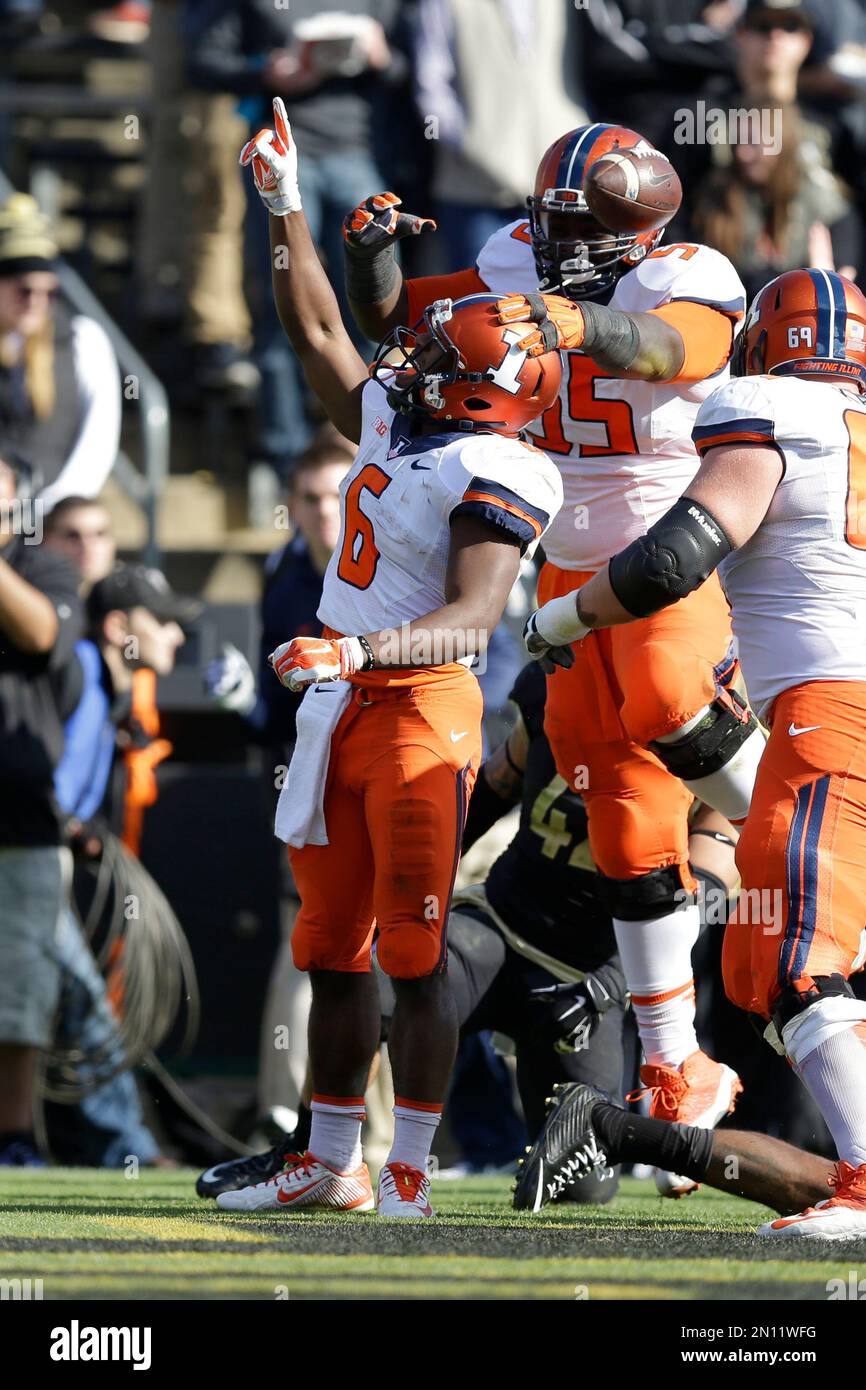 Illinois quarterback Wes Lunt (12) celebrates a touchdown with ...