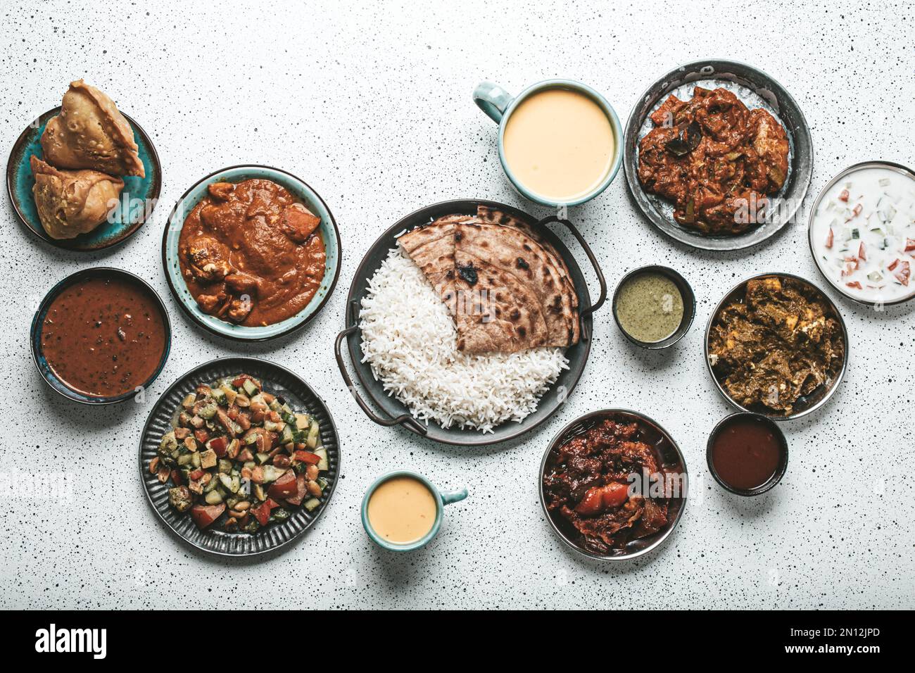 Indisches Ethnic Food Buffet auf weißem Betontisch von oben: Curry ...