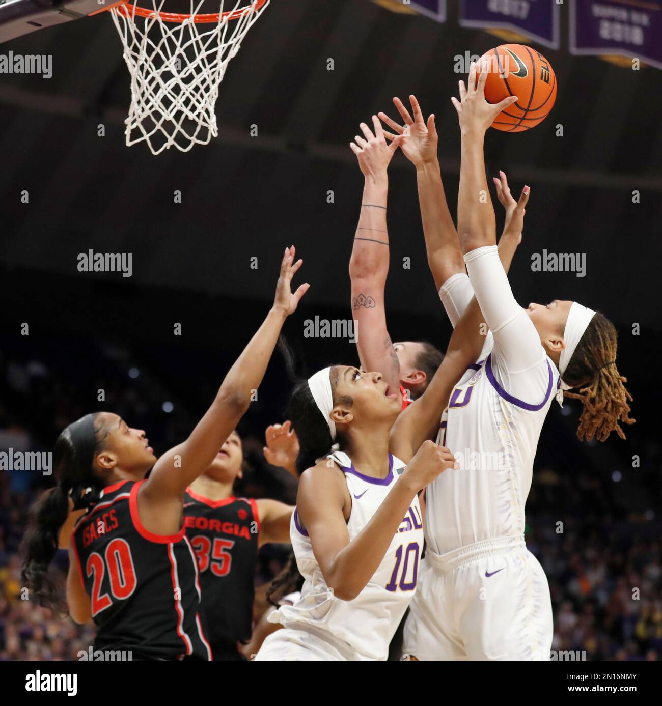 LSU Lady Tigers leitet Angel Reese (10) und LaDazhia Williams (0 ...