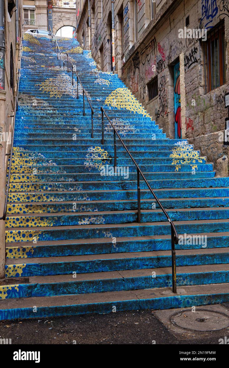 LYON, FRANKREICH, 4. Februar 2023 : Painted Treppe of Passage Mermet, a ...