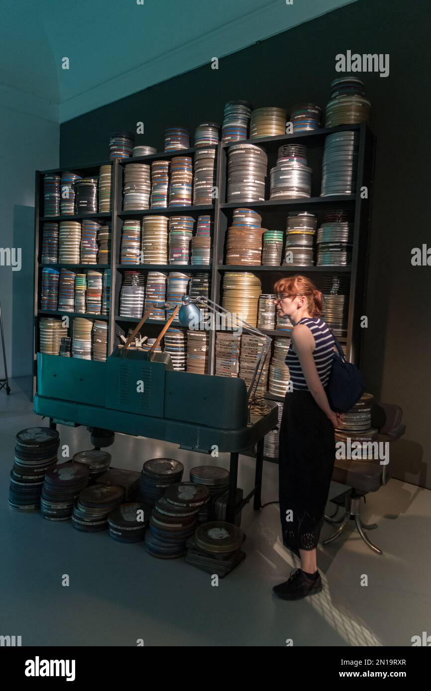 Zineb sedira installation -Fotos und -Bildmaterial in hoher Auflösung ...