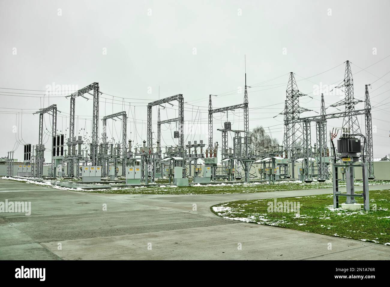 Stromkraftwerk elektrische Leitungen von Unterstationen Generator ...