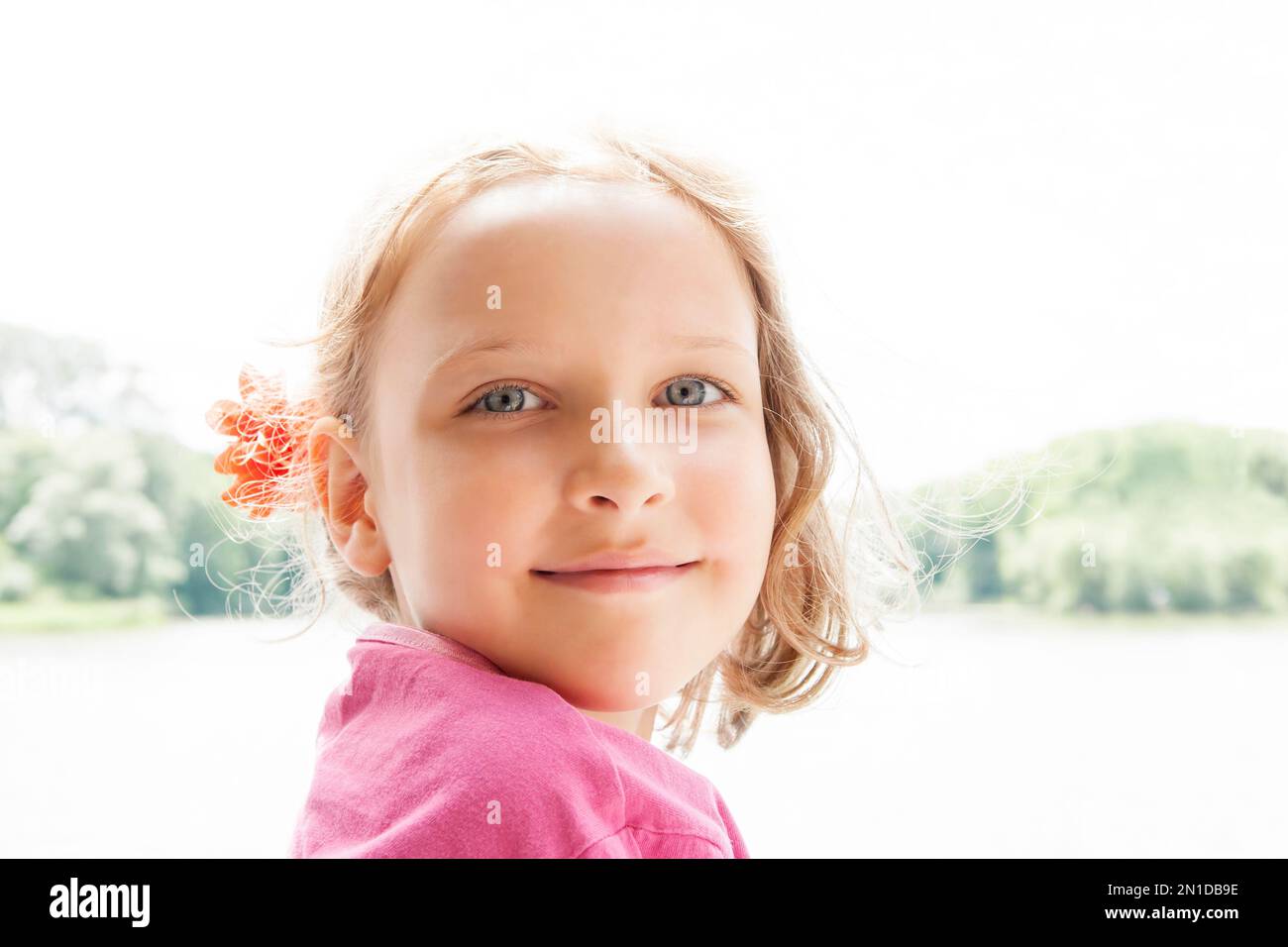 Blondes haar mädchen -Fotos und -Bildmaterial in hoher Auflösung – Alamy