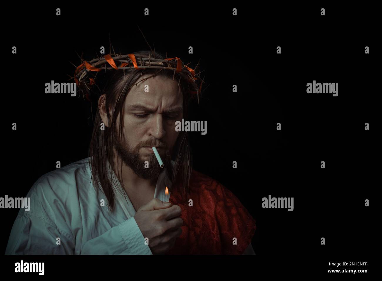 Jesus Christus raucht eine Zigarette, trägt eine Krone aus Dornen und ...