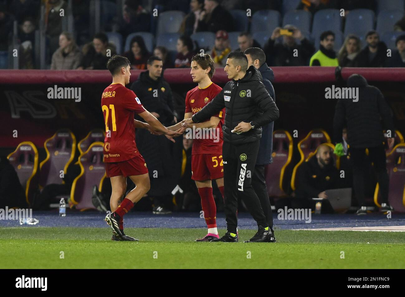 Paulo Dybala von A.S. Rom und Edoardo Bove von A.S. Rom am 21. Tag der ...