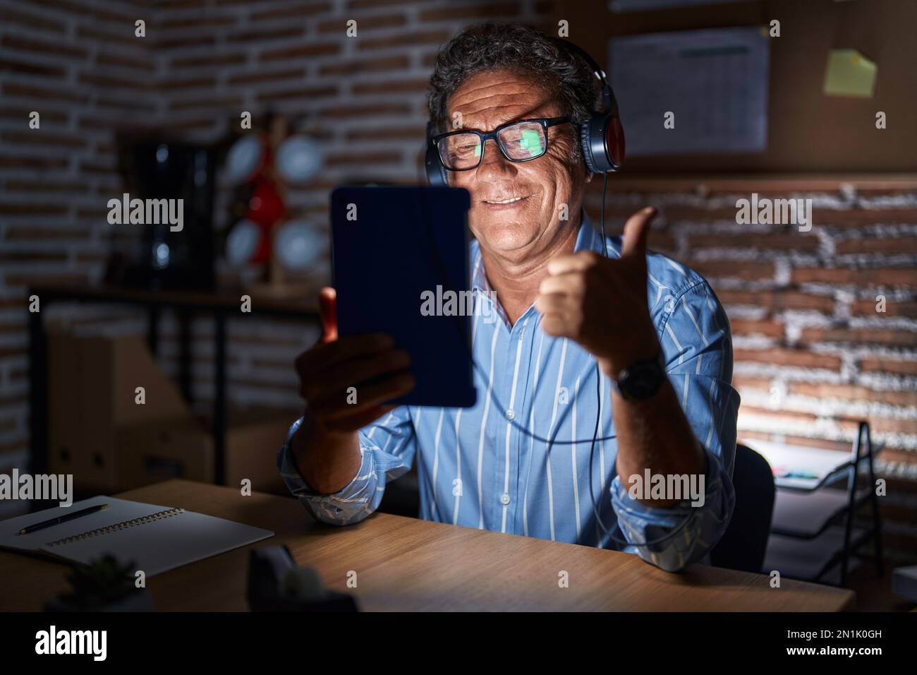 ein hispanischer Mann mittleren Alters, der das Touchpad benutzt ...