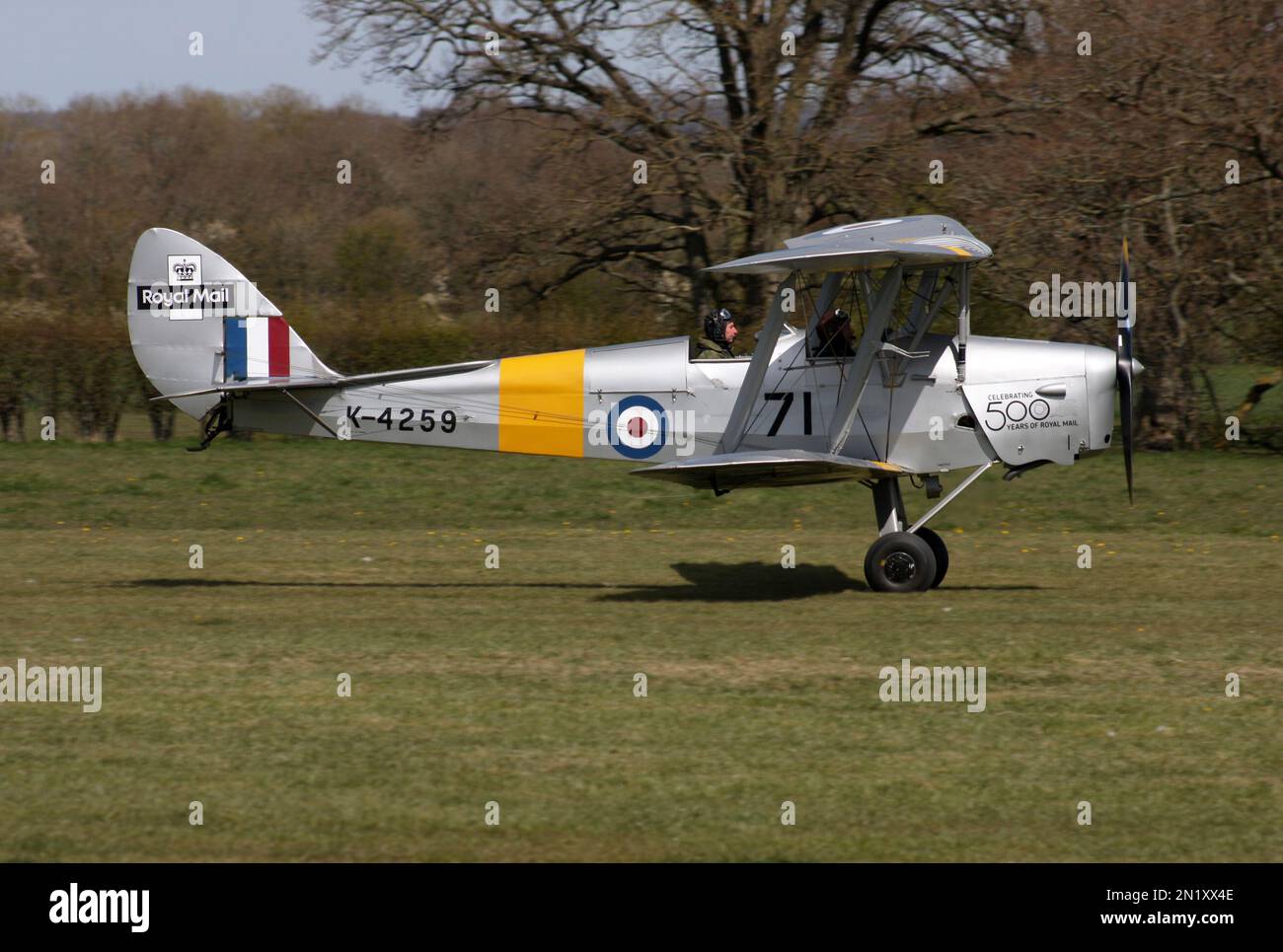 Ein De Havilland DH-82A Tiger Moth, der 500 Jahre Royal Mail feiert ...
