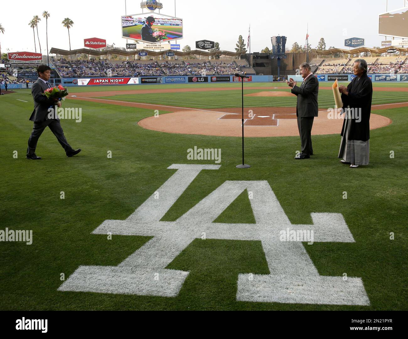 Former Los Angeles Dodgers President Peter O’Malley, center, gets ...