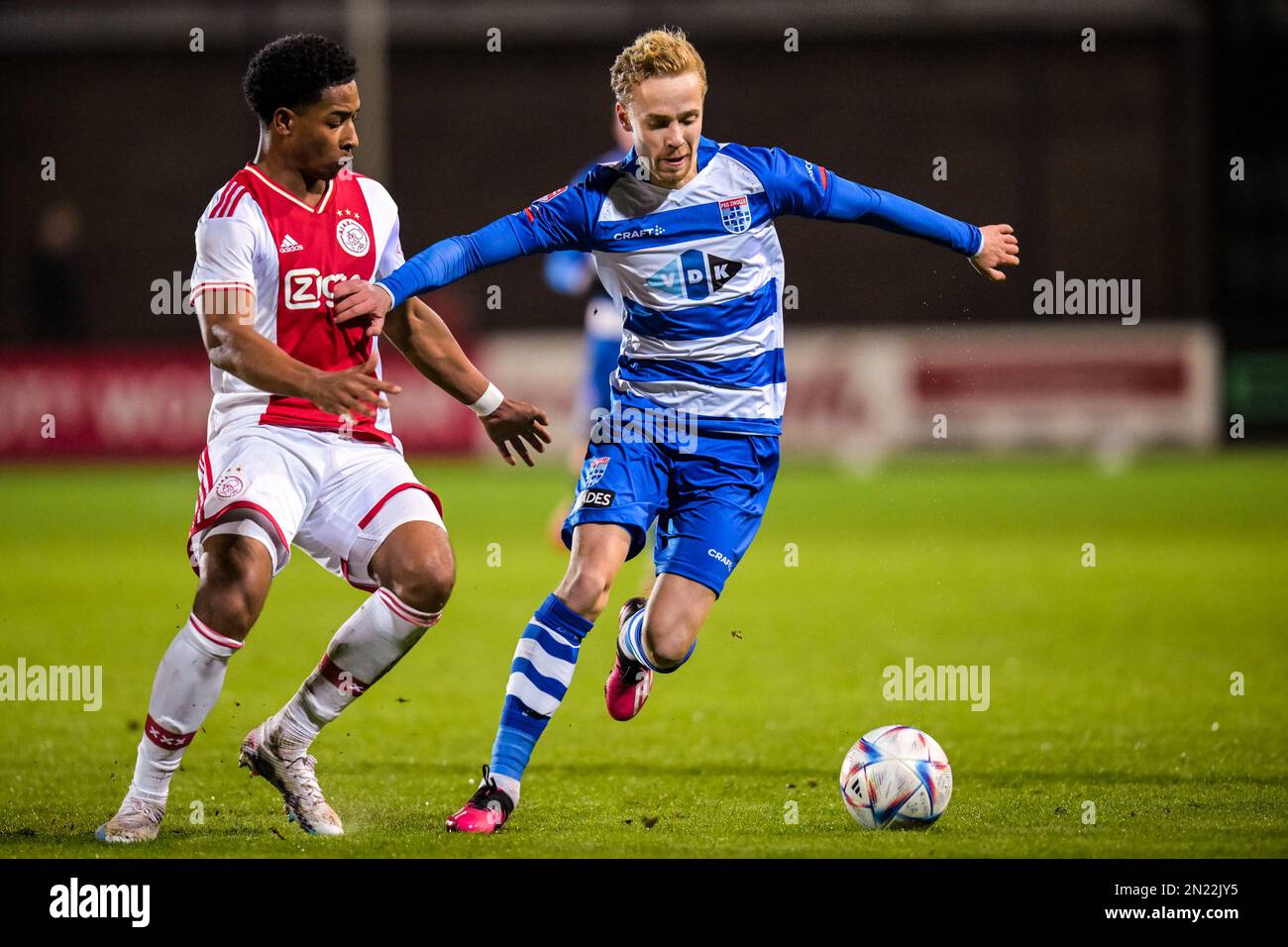 AMSTERDAM, NIEDERLANDE - FEBRUAR 6: Silvano Vos von Ajax U21 und Dean ...