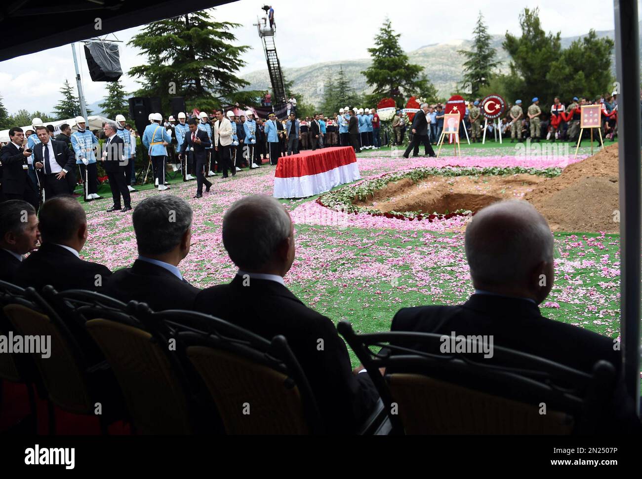 Turkish soldiers and people wait for the burial ceremony for Suleyman ...