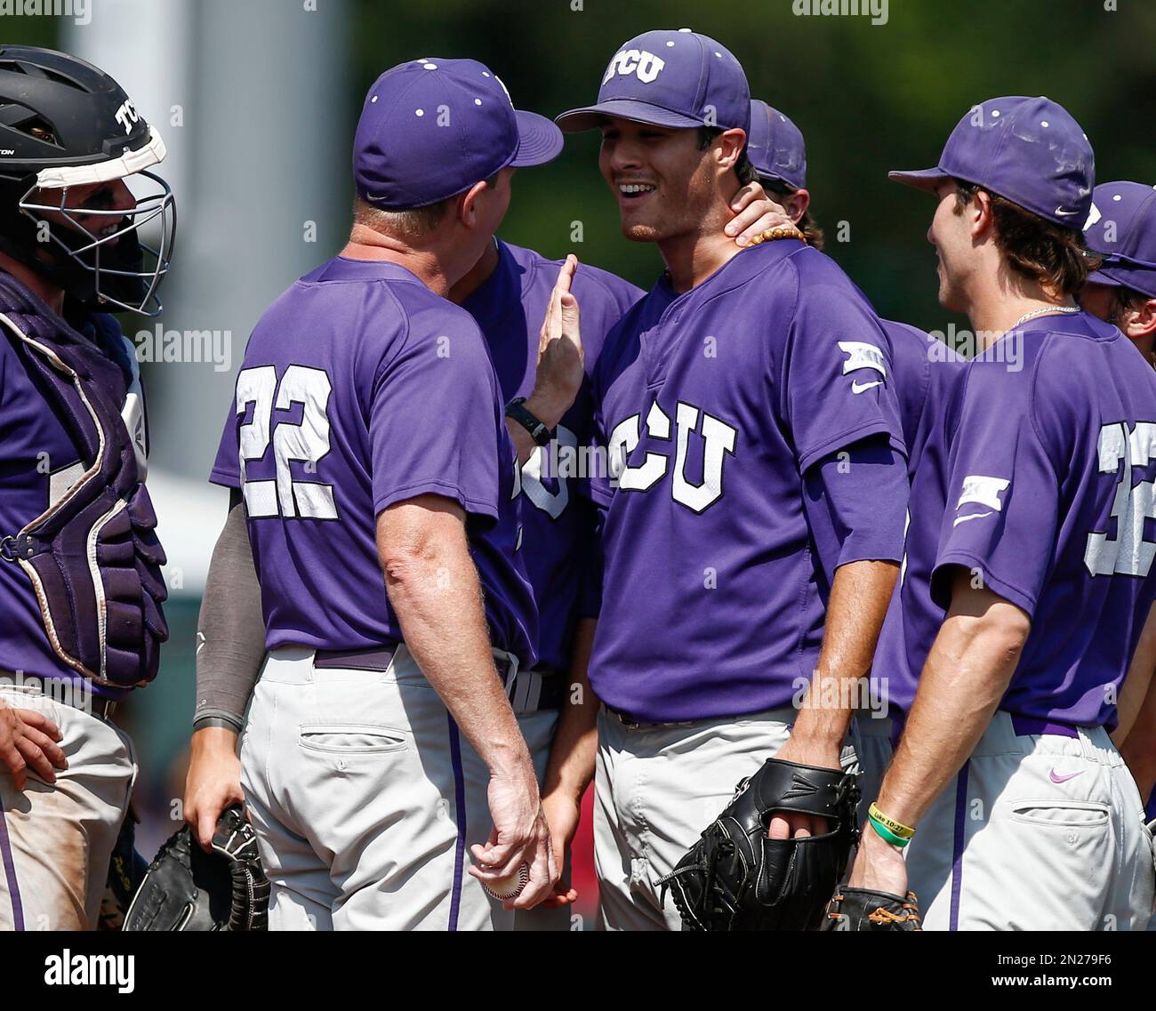 TCU head coach Jim Schlossnagle talks with Preston Morrison on the ...