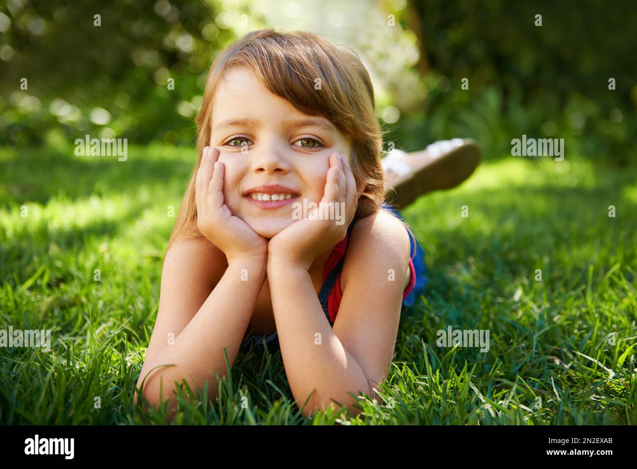 Preteen girl lying on stomach -Fotos und -Bildmaterial in hoher Auflösung – Alamy