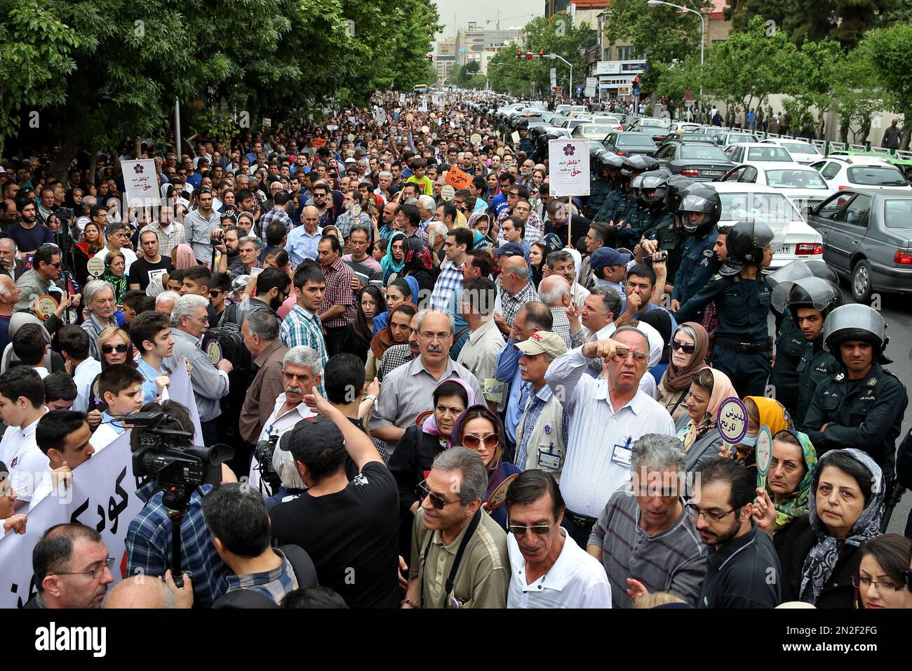 The Iranian Armenian community stage a protest near the Turkish embassy ...