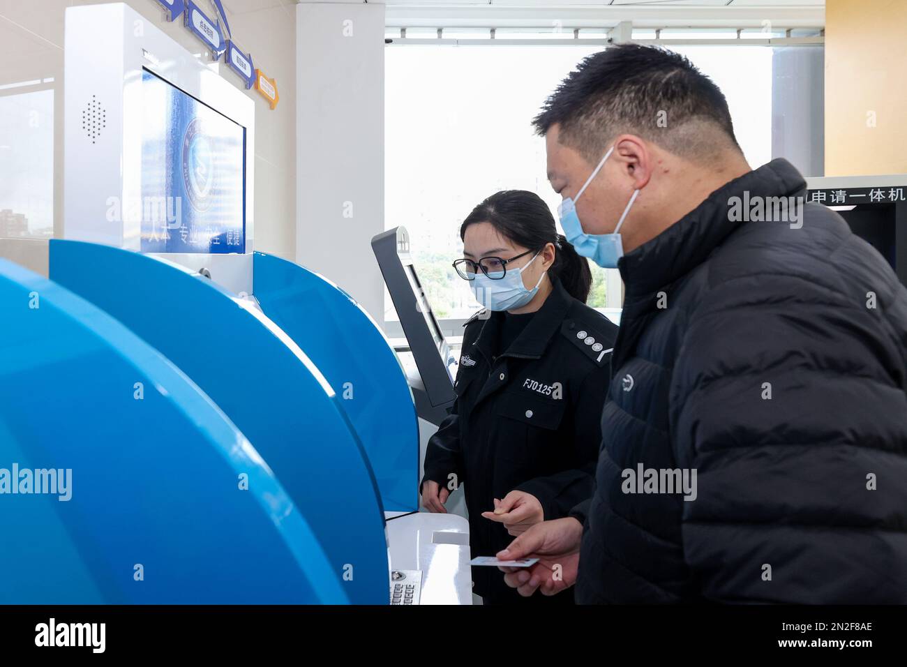 ZHOUSHAN, CHINA - 7. FEBRUAR 2023 - Ein Mitarbeiter des Exit and Entry ...