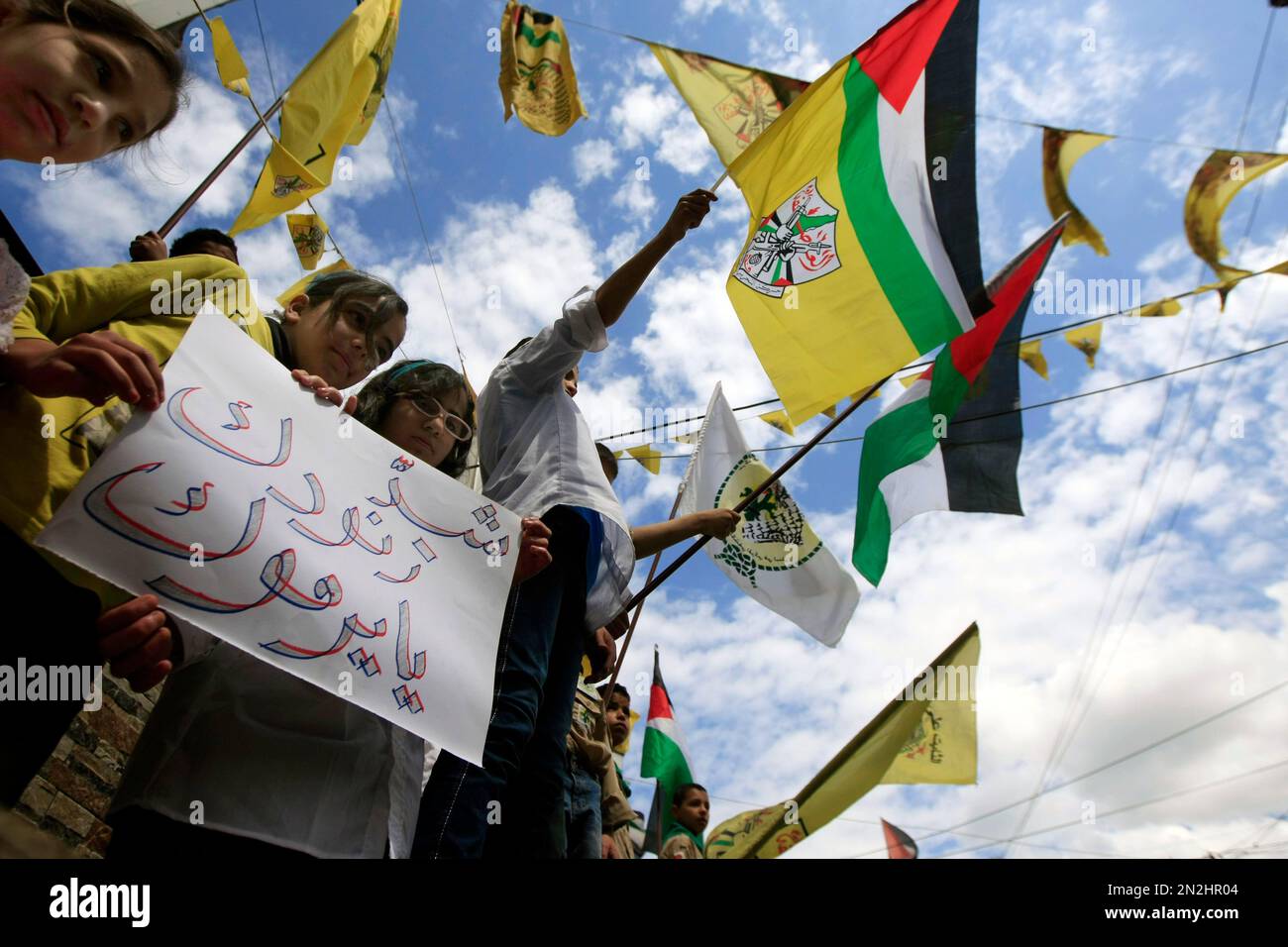 Palestinian refugees, including some who fled from Yarmouk camp in ...