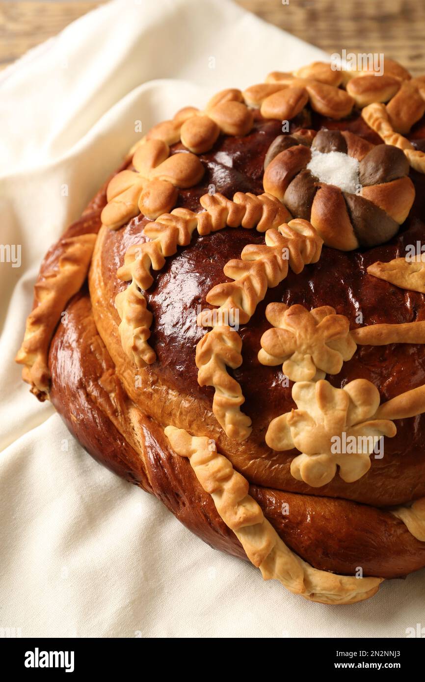 Korovai auf Tischdecke, Nahaufnahme. Ukrainisches Brot und Salz ...