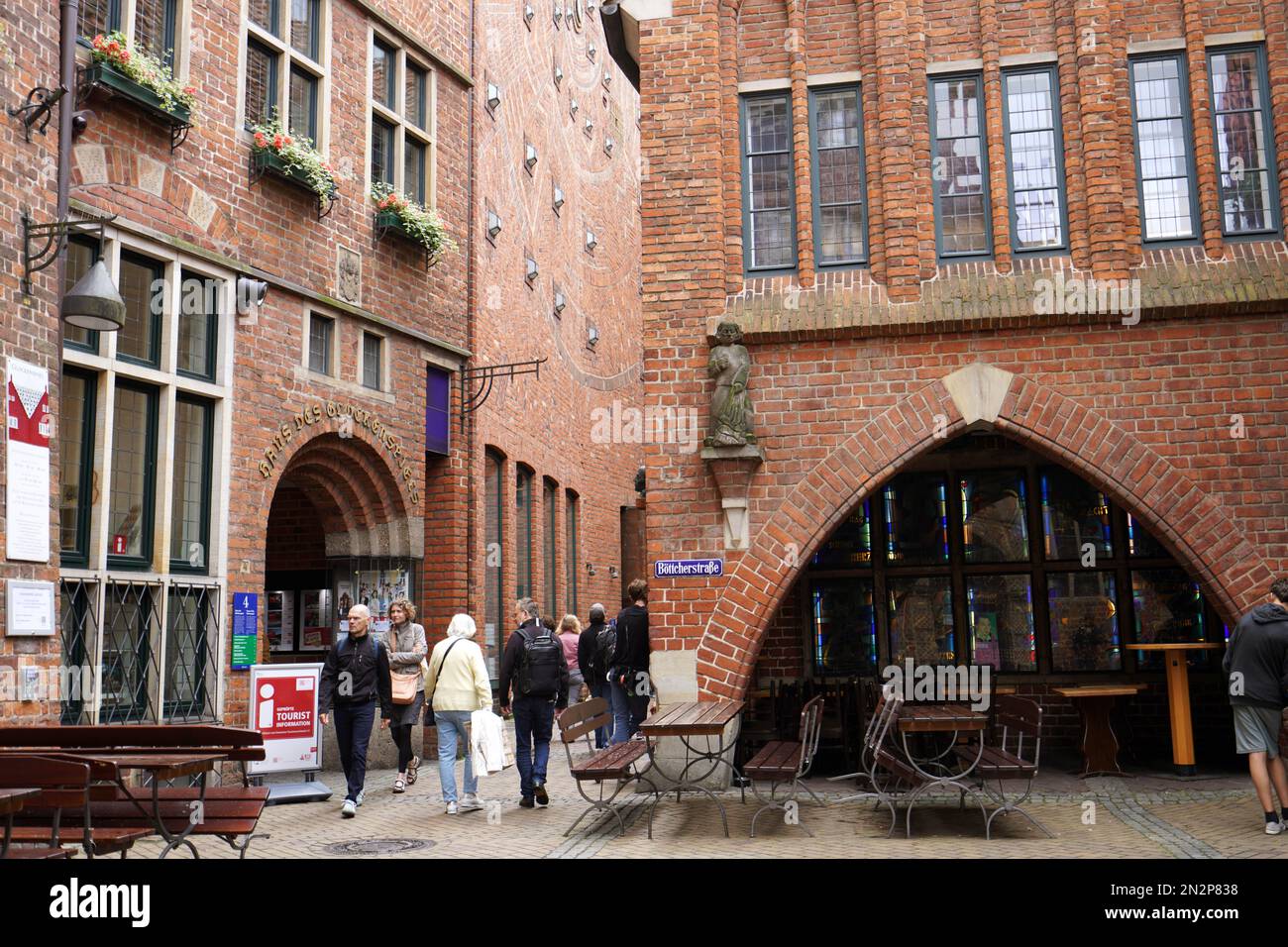 BREMEN, DEUTSCHLAND - JULI 7 2022: Die Böttcherstraße ist eine Straße ...