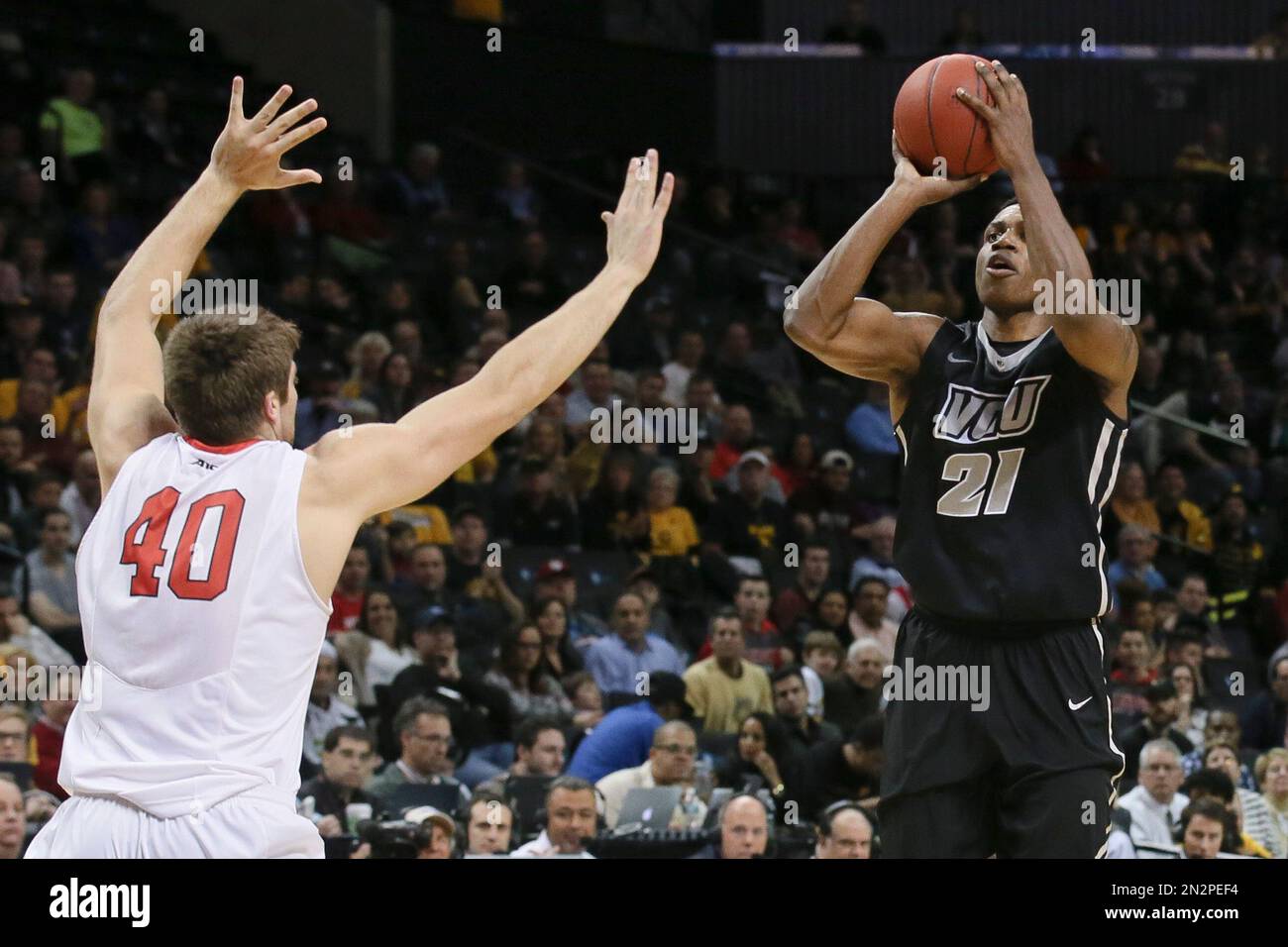 VCU guard/forward Treveon Graham (21) shoots over Davidson forward ...