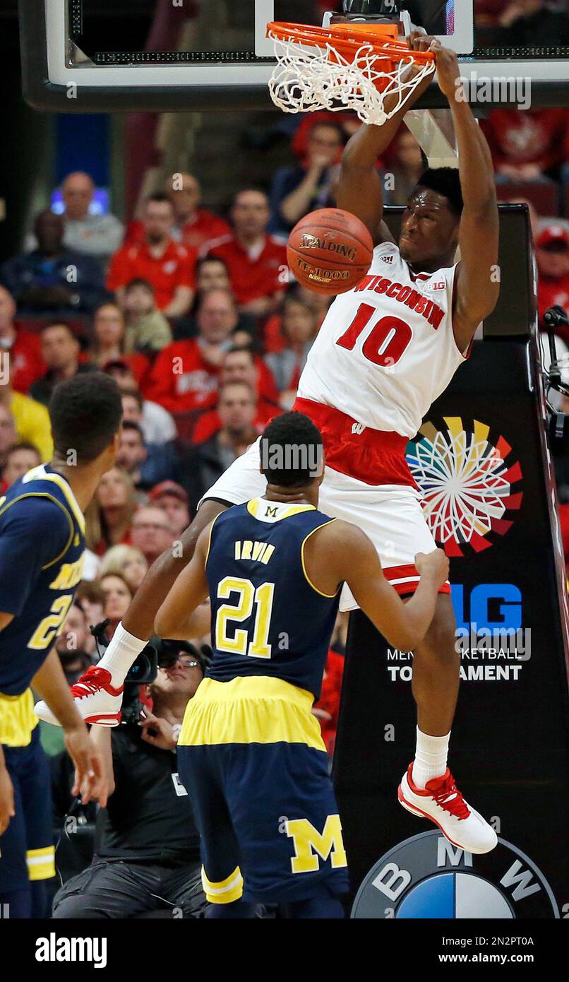 Wisconsin's Nigel Hayes (10) dunks in the first half of an NCAA college ...