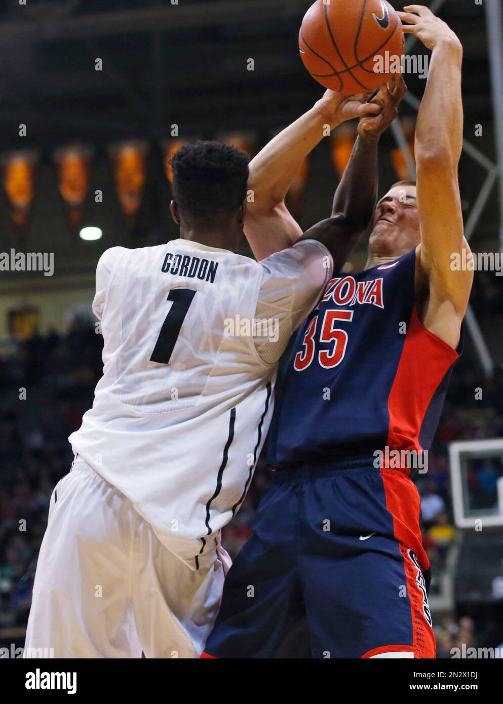 Arizona center Kaleb Tarczewski, right, takes an elbow to the face from ...