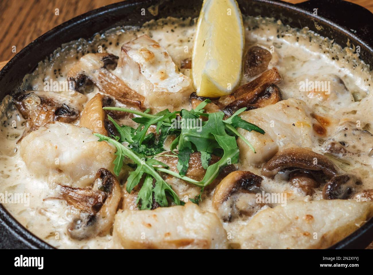 Gerichte vom Küchenchef des Restaurants. Ein Gericht auf einem Tisch in ...